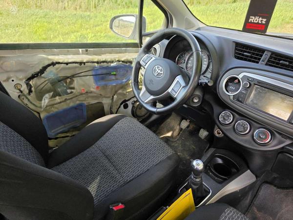 Balts Toyota Yaris 2014 Tauragė, ar dzinēja tilpumu 1.36 L un nobraukumu 300 tūkst. km par 2900 €, foto 9 vietnē AUTOMOTO.COM.LV