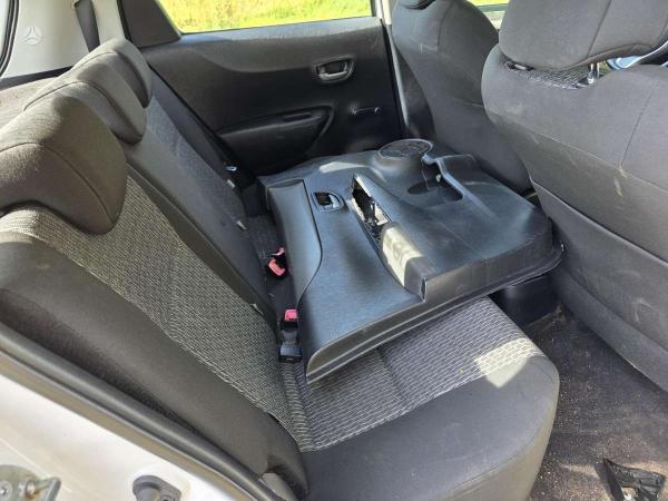 Balts Toyota Yaris 2014 Tauragė, ar dzinēja tilpumu 1.36 L un nobraukumu 300 tūkst. km par 2900 €, foto 10 vietnē AUTOMOTO.COM.LV