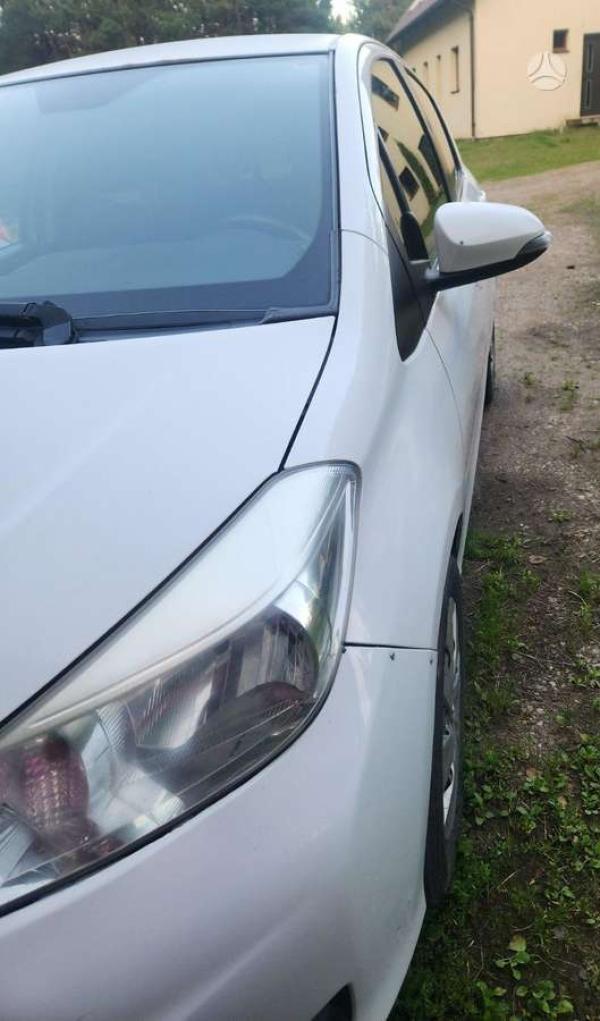 Balts Toyota Yaris 2014 Viļņa, ar dzinēja tilpumu 1.00 L un nobraukumu 234 tūkst. km par 2300 €, foto 5 vietnē AUTOMOTO.COM.LV