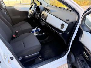 Balts Toyota Yaris 2014 Viļņa, ar dzinēja tilpumu 1.50 L un nobraukumu 171 tūkst. km par 8350 €, foto 23 vietnē AUTOMOTO.COM.LV