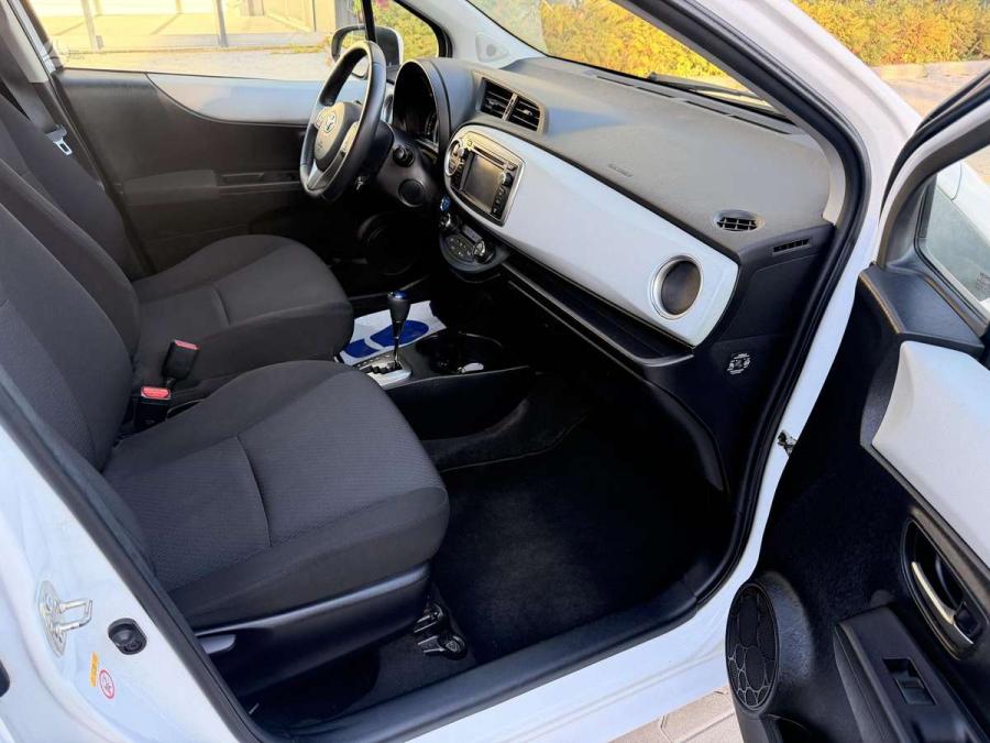 Balts Toyota Yaris 2014 Viļņa, ar dzinēja tilpumu 1.50 L un nobraukumu 171 tūkst. km par 8350 €, foto 23 vietnē AUTOMOTO.COM.LV