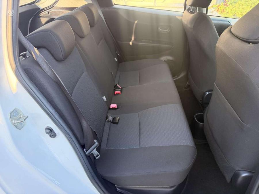 Balts Toyota Yaris 2014 Viļņa, ar dzinēja tilpumu 1.50 L un nobraukumu 171 tūkst. km par 8350 €, foto 24 vietnē AUTOMOTO.COM.LV