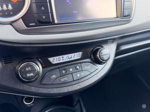 Balts Toyota Yaris 2014 Viļņa, ar dzinēja tilpumu 1.50 L un nobraukumu 171 tūkst. km par 8350 €, foto 25 vietnē AUTOMOTO.COM.LV