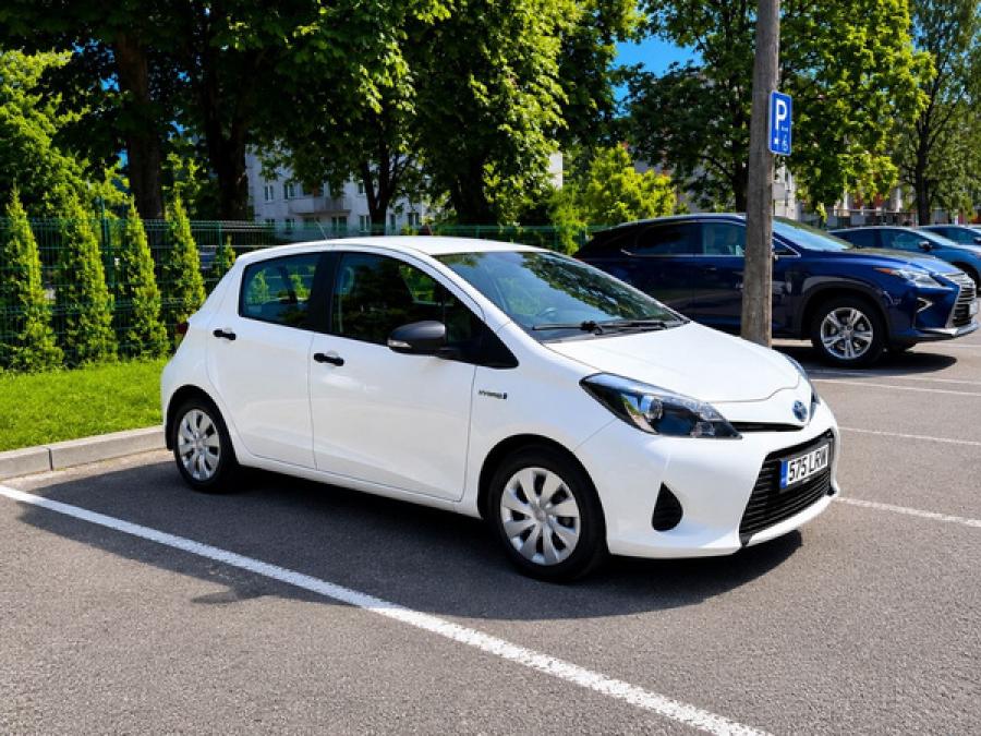 White Toyota Yaris 2014 in Tallinn, with an engine capacity of 1.50 L and mileage of 194 thousand km for 8300 €, photo 1 on AUTOMOTO.COM.LV