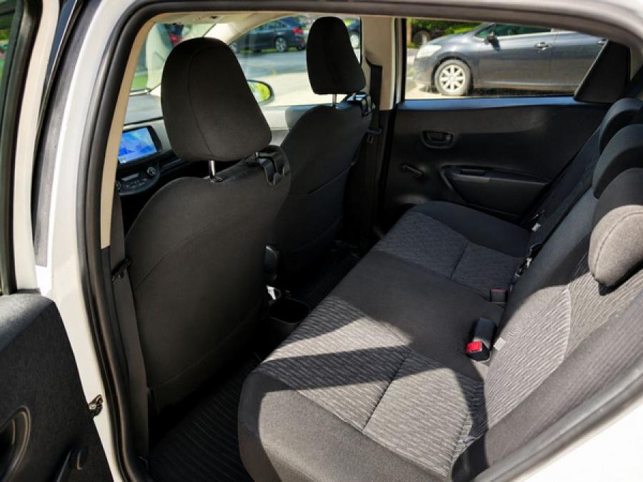 White Toyota Yaris 2014 in Tallinn, with an engine capacity of 1.50 L and mileage of 194 thousand km for 8300 €, photo 8 on AUTOMOTO.COM.LV