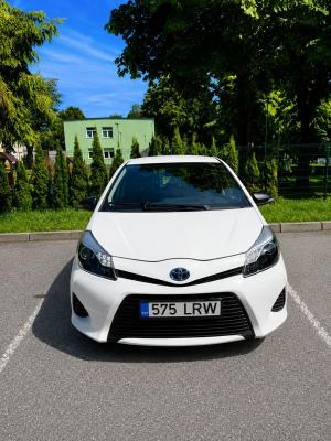 White Toyota Yaris 2014 in Tallinn, with an engine capacity of 1.50 L and mileage of 194 thousand km for 8300 €, photo 10 on AUTOMOTO.COM.LV