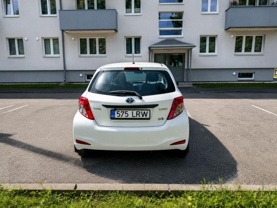 White Toyota Yaris 2014 in Tallinn, with an engine capacity of 1.50 L and mileage of 194 thousand km for 8300 €, photo 12 on AUTOMOTO.COM.LV