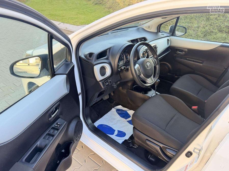 Balts Toyota Yaris 2014 Viļņa, ar dzinēja tilpumu 1.50 L un nobraukumu 171 tūkst. km par 7950 €, foto 15 vietnē AUTOMOTO.COM.LV
