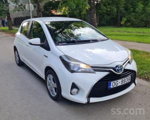 White Toyota Yaris 2015 in Jelgava, with an engine capacity of 1.50 L and mileage of 0 thousand km for 7690 €, photo 3 on AUTOMOTO.COM.LV
