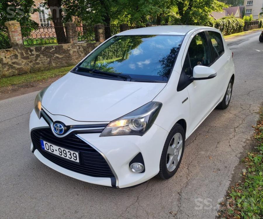 White Toyota Yaris 2015 in Jelgava, with an engine capacity of 1.50 L and mileage of 0 thousand km for 7690 €, photo 4 on AUTOMOTO.COM.LV