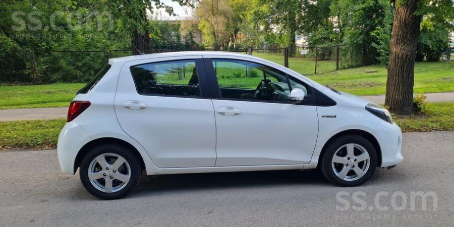 White Toyota Yaris 2015 in Jelgava, with an engine capacity of 1.50 L and mileage of 0 thousand km for 7690 €, photo 6 on AUTOMOTO.COM.LV