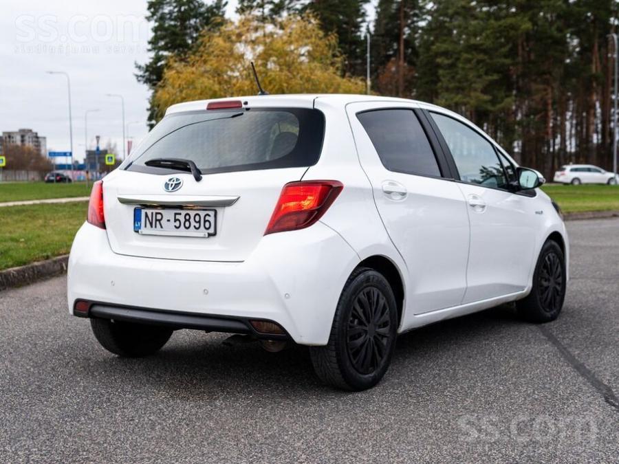 Balts Toyota Yaris 2015 Rīga, ar dzinēja tilpumu 1.50 L un nobraukumu 215 tūkst. km par 7500 €, foto 4 vietnē AUTOMOTO.COM.LV