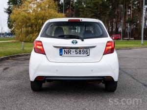 Balts Toyota Yaris 2015 Rīga, ar dzinēja tilpumu 1.50 L un nobraukumu 215 tūkst. km par 7500 €, foto 5 vietnē AUTOMOTO.COM.LV