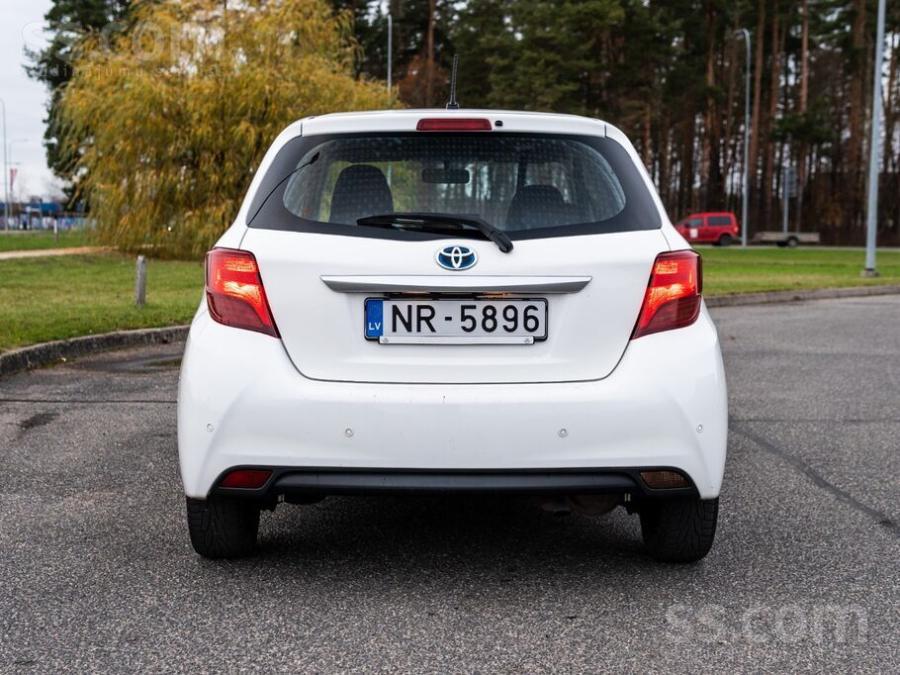 Balts Toyota Yaris 2015 Rīga, ar dzinēja tilpumu 1.50 L un nobraukumu 215 tūkst. km par 7500 €, foto 5 vietnē AUTOMOTO.COM.LV