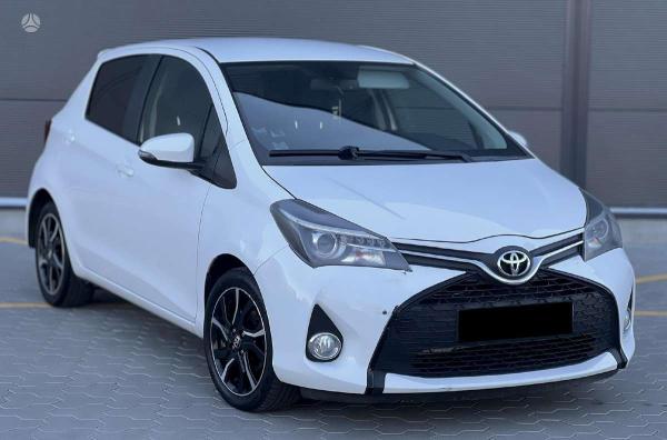 White Toyota Yaris 2015 in Panevezys, with an engine capacity of 1.36 L and mileage of 135 thousand km for 4950 €, photo 1 on AUTOMOTO.COM.LV