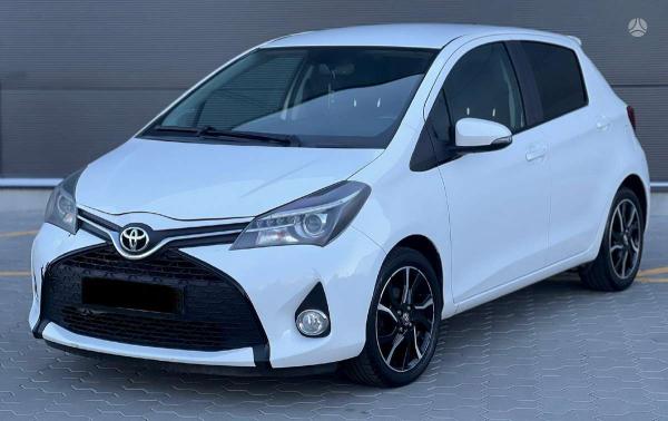 White Toyota Yaris 2015 in Panevezys, with an engine capacity of 1.36 L and mileage of 135 thousand km for 4950 €, photo 2 on AUTOMOTO.COM.LV