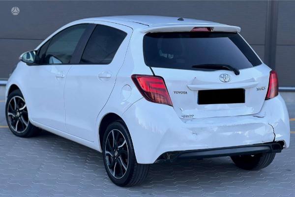 White Toyota Yaris 2015 in Panevezys, with an engine capacity of 1.36 L and mileage of 135 thousand km for 4950 €, photo 3 on AUTOMOTO.COM.LV
