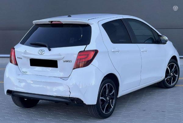 White Toyota Yaris 2015 in Panevezys, with an engine capacity of 1.36 L and mileage of 135 thousand km for 4950 €, photo 4 on AUTOMOTO.COM.LV
