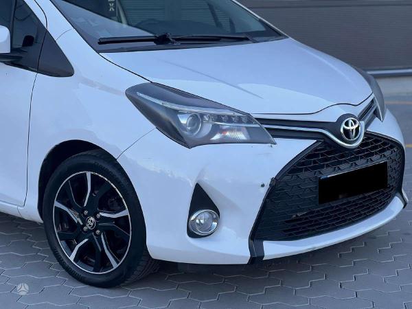 White Toyota Yaris 2015 in Panevezys, with an engine capacity of 1.36 L and mileage of 135 thousand km for 4950 €, photo 5 on AUTOMOTO.COM.LV