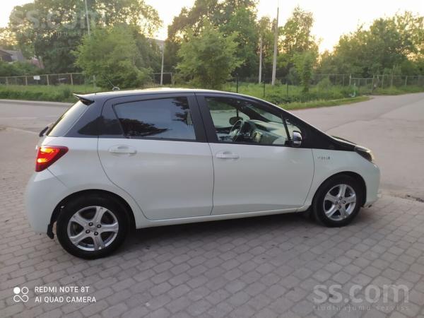 White Toyota Yaris 2015 in Riga, with an engine capacity of 1.50 L and mileage of 65 thousand km for 9990 €, photo 4 on AUTOMOTO.COM.LV