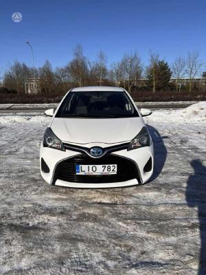 Balts Toyota Yaris 2015 Viļņa, ar dzinēja tilpumu 1.50 L un nobraukumu 192 tūkst. km par 7350 €, foto  vietnē AUTOMOTO.COM.LV
