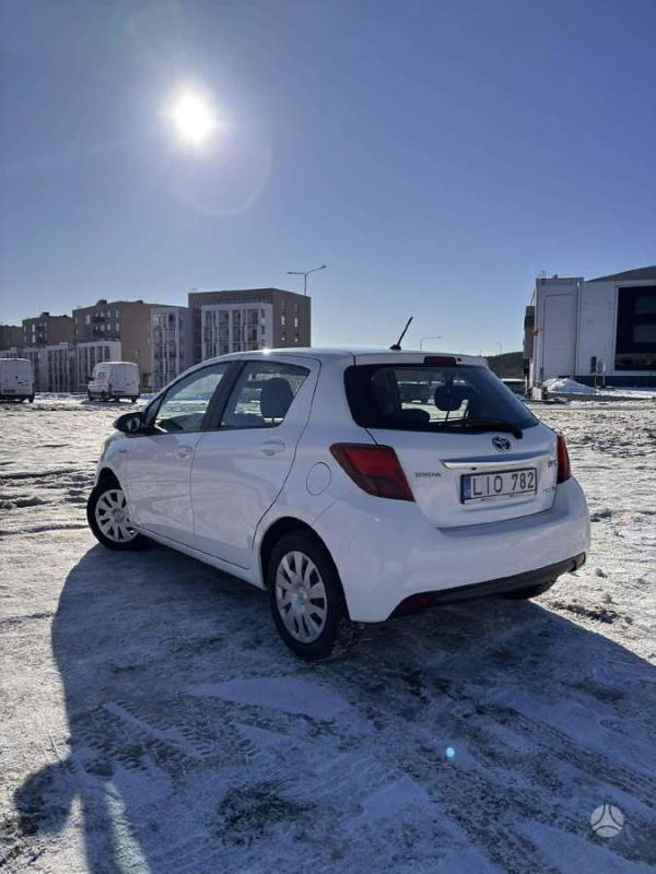 White Toyota Yaris 2015 in Vilnius, with an engine capacity of 1.50 L and mileage of 192 thousand km for 7350 €, photo 3 on AUTOMOTO.COM.LV
