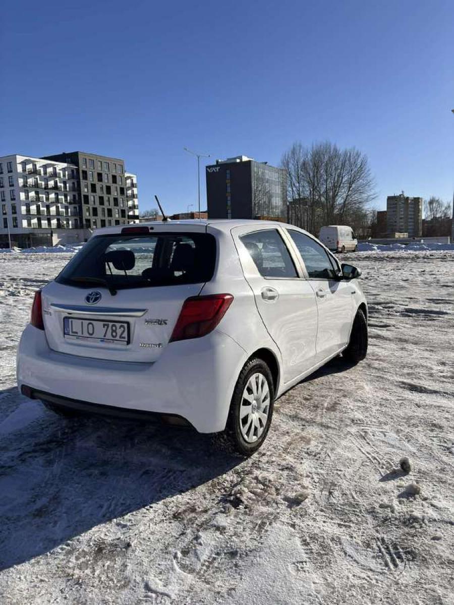 Balts Toyota Yaris 2015 Viļņa, ar dzinēja tilpumu 1.50 L un nobraukumu 192 tūkst. km par 7350 €, foto 4 vietnē AUTOMOTO.COM.LV