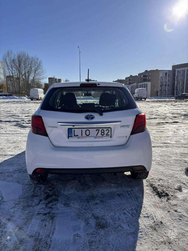 White Toyota Yaris 2015 in Vilnius, with an engine capacity of 1.50 L and mileage of 192 thousand km for 7350 €, photo 5 on AUTOMOTO.COM.LV