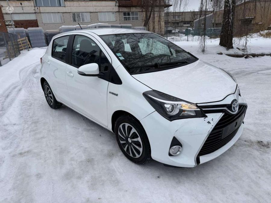 White Toyota Yaris 2015 in Kaunas, with an engine capacity of 1.50 L and mileage of 123 thousand km for 5999 €, photo 1 on AUTOMOTO.COM.LV