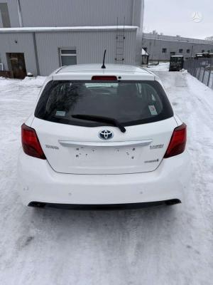 White Toyota Yaris 2015 in Kaunas, with an engine capacity of 1.50 L and mileage of 123 thousand km for 5999 €, photo 5 on AUTOMOTO.COM.LV