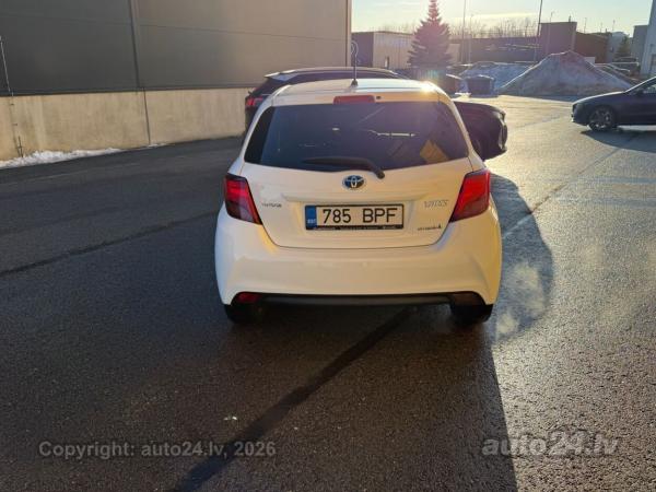 Balts Toyota Yaris 2015 Tallina, ar dzinēja tilpumu 1.50 L un nobraukumu 170 tūkst. km par 7600 €, foto 3 vietnē AUTOMOTO.COM.LV
