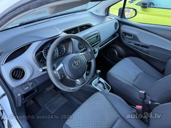 Balts Toyota Yaris 2015 Tallina, ar dzinēja tilpumu 1.50 L un nobraukumu 170 tūkst. km par 7600 €, foto 5 vietnē AUTOMOTO.COM.LV