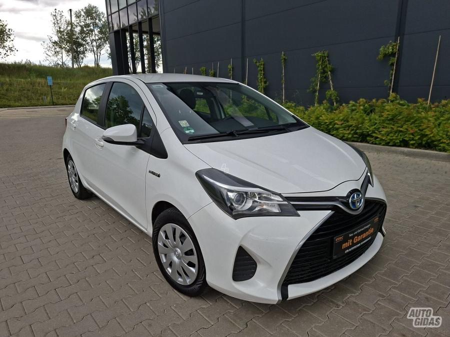 White Toyota Yaris 2015 in Vilnius, with an engine capacity of 1.50 L and mileage of 198 thousand km for 7950 €, photo 1 on AUTOMOTO.COM.LV