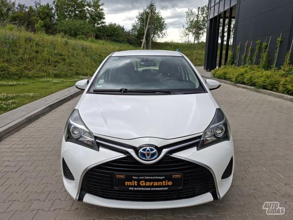 White Toyota Yaris 2015 in Vilnius, with an engine capacity of 1.50 L and mileage of 198 thousand km for 7950 €, photo 3 on AUTOMOTO.COM.LV