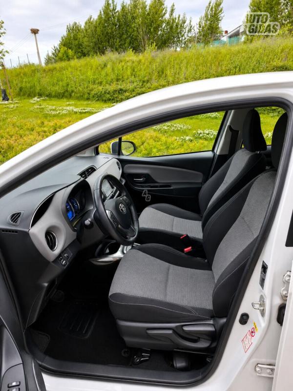 White Toyota Yaris 2015 in Vilnius, with an engine capacity of 1.50 L and mileage of 198 thousand km for 7950 €, photo 6 on AUTOMOTO.COM.LV