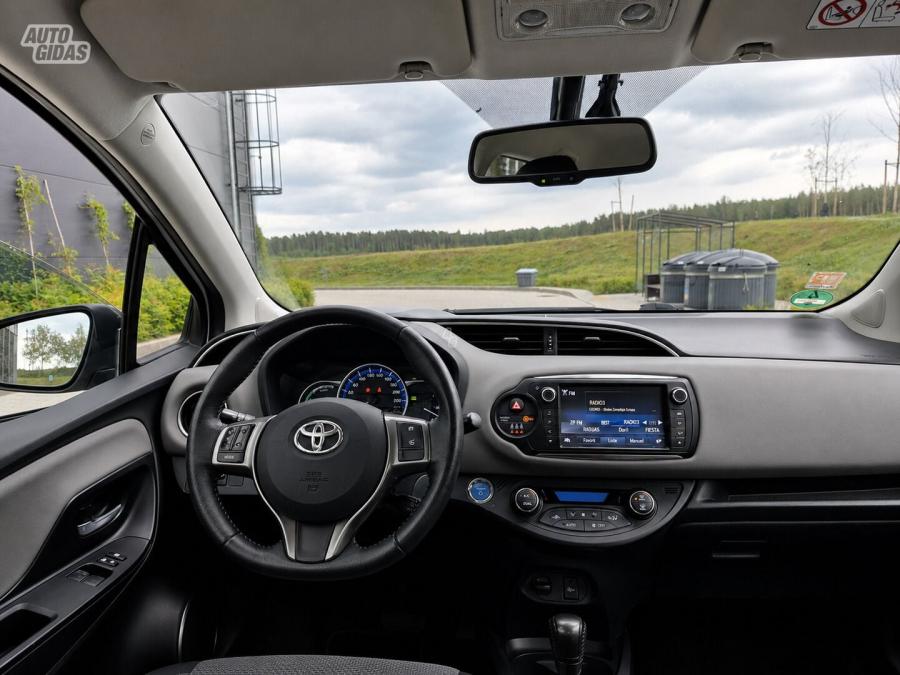 White Toyota Yaris 2015 in Vilnius, with an engine capacity of 1.50 L and mileage of 198 thousand km for 7950 €, photo 12 on AUTOMOTO.COM.LV