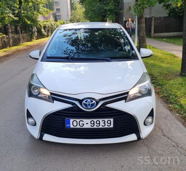 White Toyota Yaris 2015 in Jelgava, with an engine capacity of 1.50 L and mileage of 0 thousand km for 7690 €, photo 1 on AUTOMOTO.COM.LV