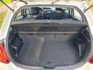 Balts Toyota Yaris 2015 Jelgava, ar dzinēja tilpumu 1.50 L un nobraukumu 0 tūkst. km par 7690 €, foto 10 vietnē AUTOMOTO.COM.LV