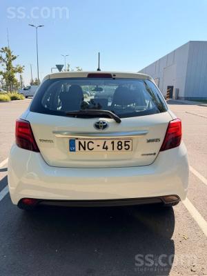 Balts Toyota Yaris 2015 Rīga, ar dzinēja tilpumu 1.50 L un nobraukumu 152 tūkst. km par 7000 €, foto 3 vietnē AUTOMOTO.COM.LV
