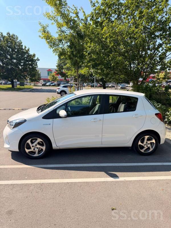 Balts Toyota Yaris 2015 Rīga, ar dzinēja tilpumu 1.50 L un nobraukumu 152 tūkst. km par 7000 €, foto 3 vietnē AUTOMOTO.COM.LV