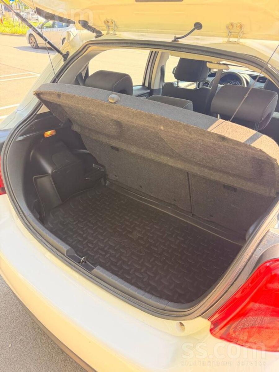 Balts Toyota Yaris 2015 Rīga, ar dzinēja tilpumu 1.50 L un nobraukumu 152 tūkst. km par 7000 €, foto 8 vietnē AUTOMOTO.COM.LV