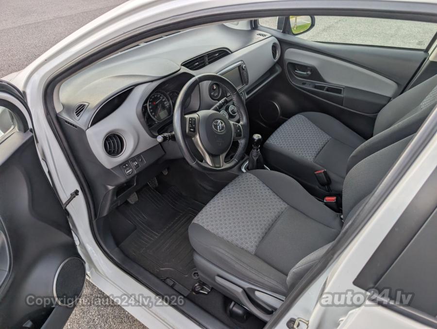 Белый Тойота Ярис 2015 в Таллин, объемом двигателя 1.30 л и пробегом 108 тыс. км за 8500 €, фото 7 на AUTOMOTO.COM.LV
