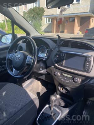 Balts Toyota Yaris 2015 Daugavpils, ar dzinēja tilpumu 1.50 L un nobraukumu 235 tūkst. km par 6900 €, foto 3 vietnē AUTOMOTO.COM.LV
