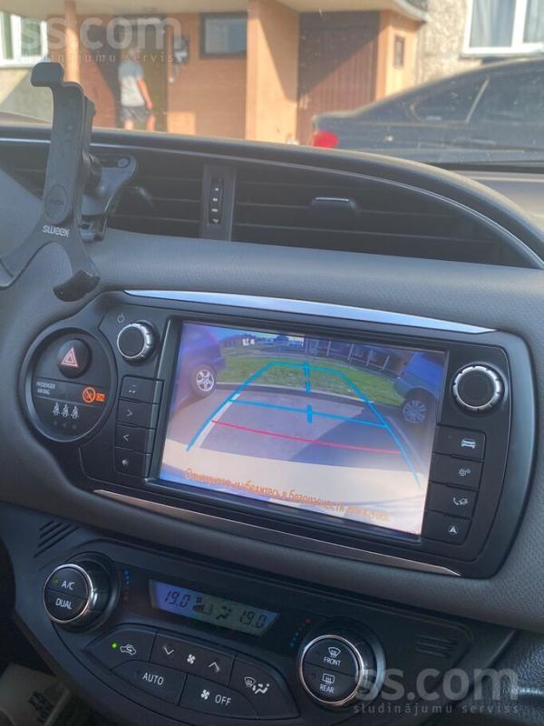 White Toyota Yaris 2015 in Daugavpils, with an engine capacity of 1.50 L and mileage of 235 thousand km for 6900 €, photo 6 on AUTOMOTO.COM.LV