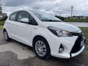 White Toyota Yaris 2015 in Vilnius, with an engine capacity of 1.50 L and mileage of 222 thousand km for 6950 €, photo 3 on AUTOMOTO.COM.LV