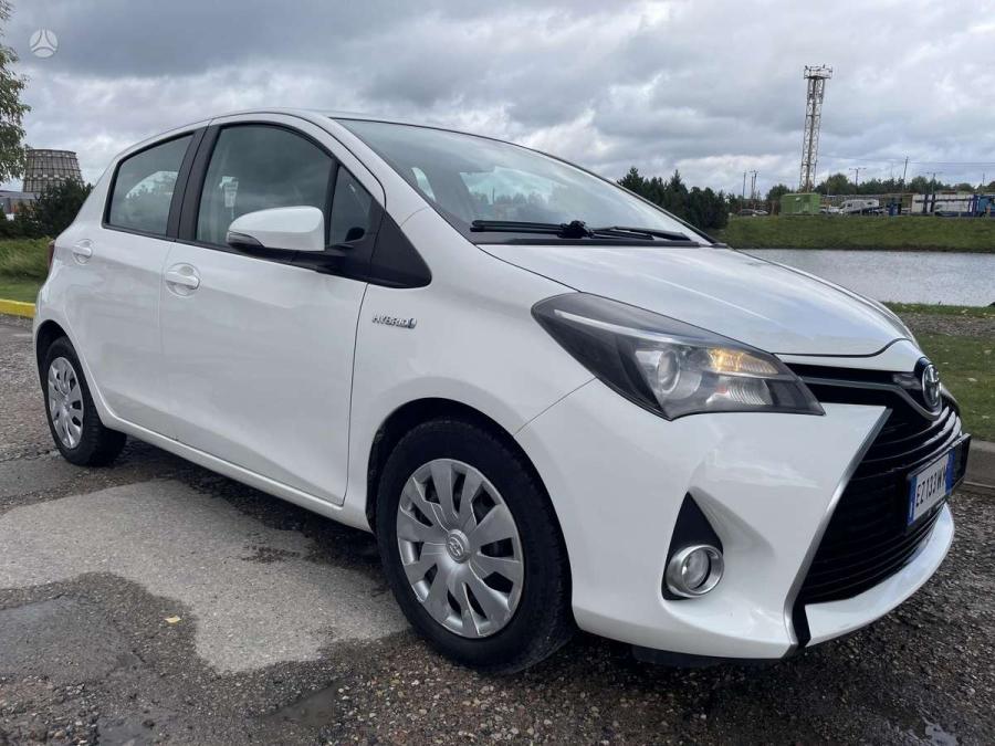 White Toyota Yaris 2015 in Vilnius, with an engine capacity of 1.50 L and mileage of 222 thousand km for 6950 €, photo 3 on AUTOMOTO.COM.LV