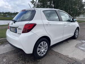 White Toyota Yaris 2015 in Vilnius, with an engine capacity of 1.50 L and mileage of 222 thousand km for 6950 €, photo 4 on AUTOMOTO.COM.LV