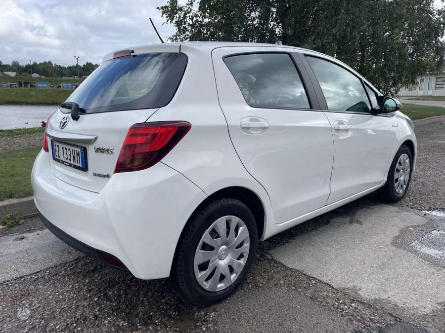 White Toyota Yaris 2015 in Vilnius, with an engine capacity of 1.50 L and mileage of 222 thousand km for 6950 €, photo 4 on AUTOMOTO.COM.LV