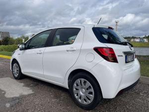 White Toyota Yaris 2015 in Vilnius, with an engine capacity of 1.50 L and mileage of 222 thousand km for 6950 €, photo 5 on AUTOMOTO.COM.LV