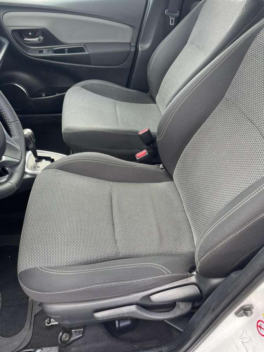 White Toyota Yaris 2015 in Vilnius, with an engine capacity of 1.50 L and mileage of 222 thousand km for 6950 €, photo 8 on AUTOMOTO.COM.LV